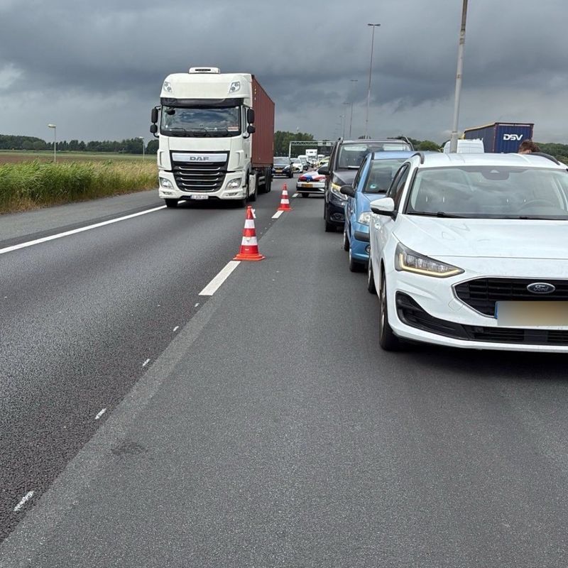 File door ongeluk op snelweg tijdens loeidrukke avondspits - Rijnmond