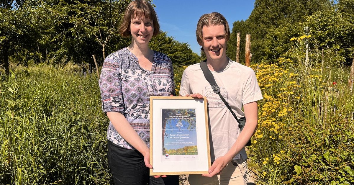 Johan de Jong-beam uitgereikt aan jong stel met hart voor de natuur ...