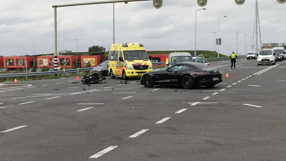 Motorrijder zwaargewond na aanrijding op kruispunt - Omroep Gelderland
