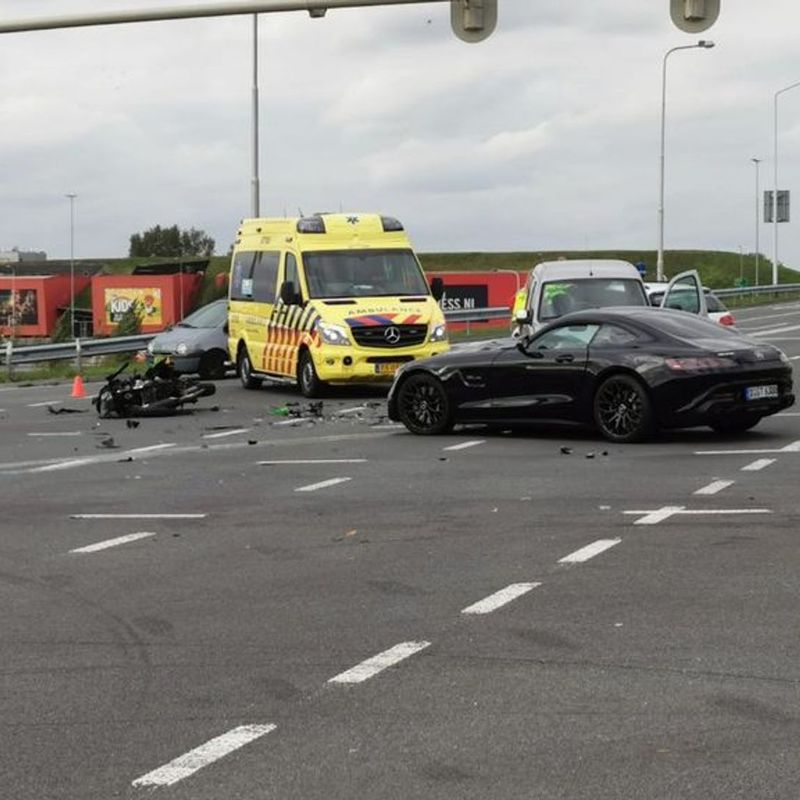 Motorrijder zwaargewond na aanrijding op kruispunt - Omroep Gelderland