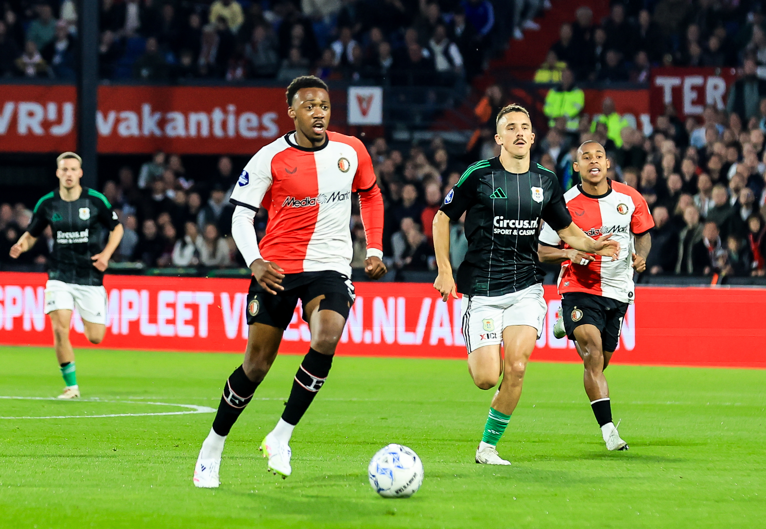 Het succesvolle seizoen van Milambo bij Feyenoord: een nauwkeurige ...