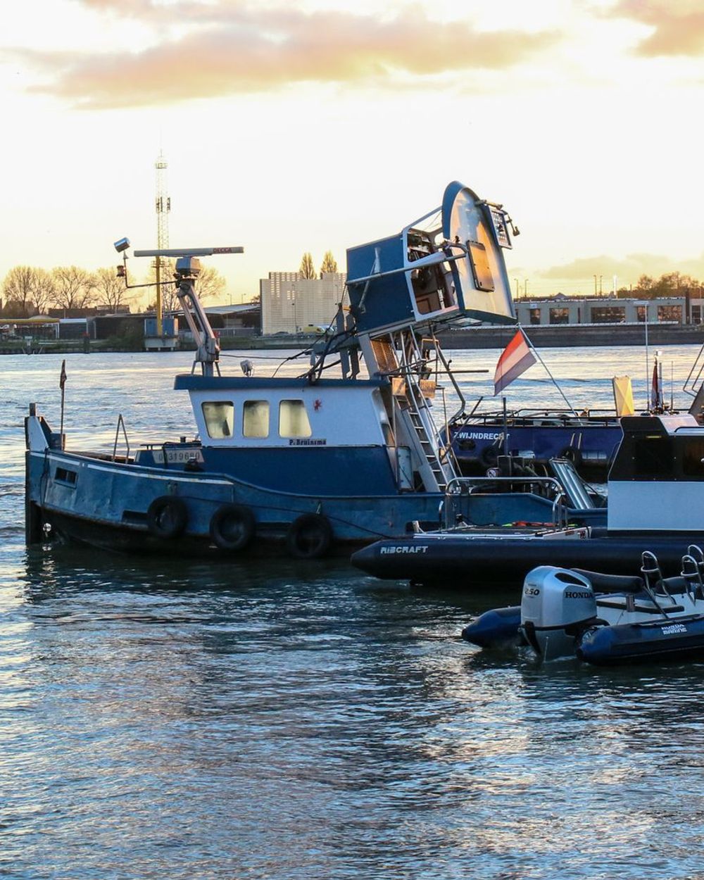 Schipper ontsnapt door raam van stuurhut uit omgeslagen sleepboot ...