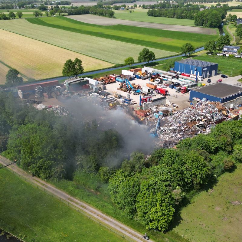 Brand bij autosloperij in Beilen onder controle - RTV Drenthe