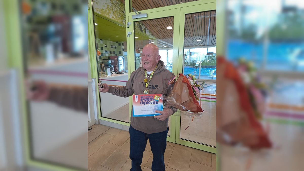 78-jarige Jurrie Oosterloo heeft zwemdiploma A binnen - RTV Drenthe