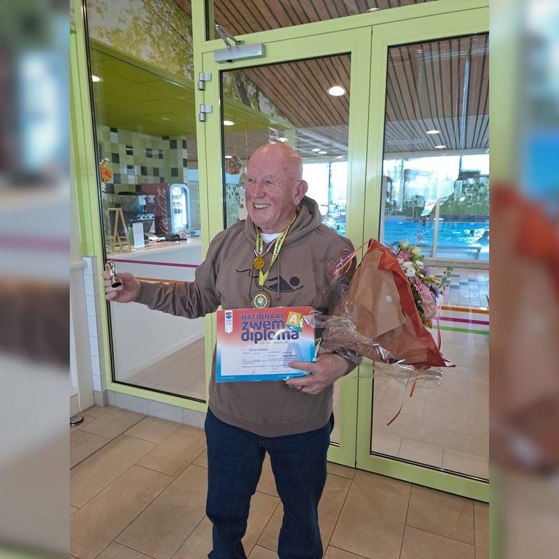 78-jarige Jurrie Oosterloo heeft zwemdiploma A binnen - RTV Drenthe
