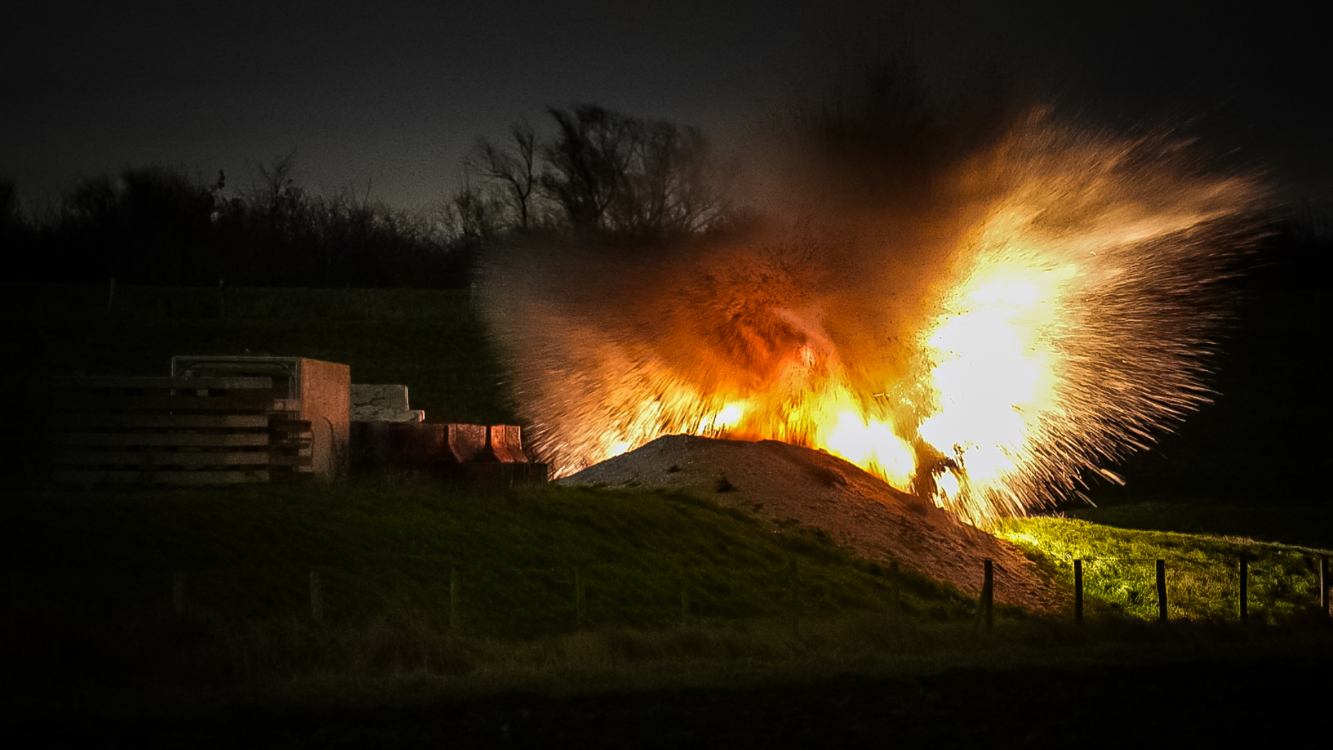 Partij zwaar vuurwerk in huis gevonden, midden in de nacht tot ...