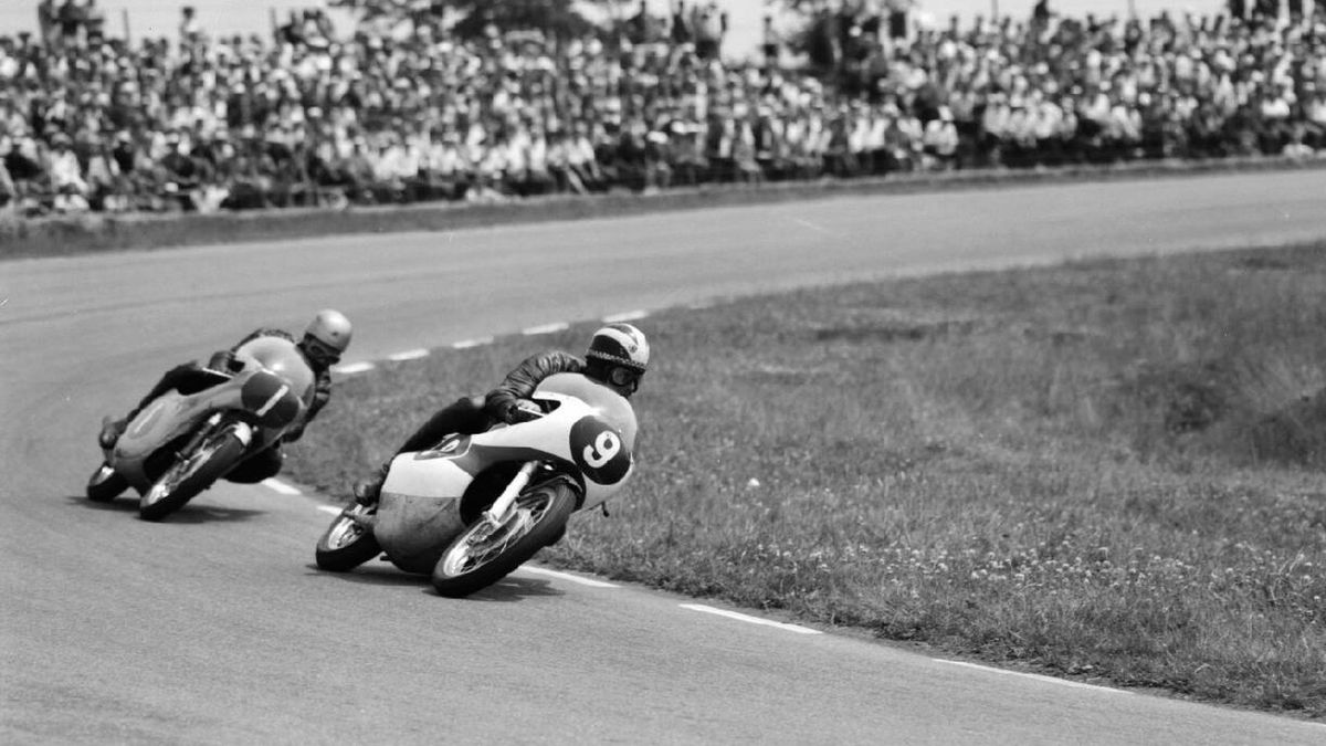 TT-legende Jim Redman won in '64 drie races op een dag: 'A very good day at the office' - RTV ...
