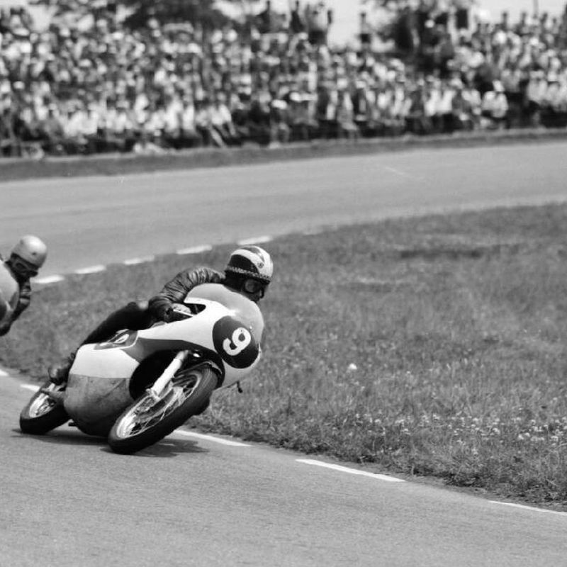 TT-legende Jim Redman won in '64 drie races op een dag: 'A very good ...