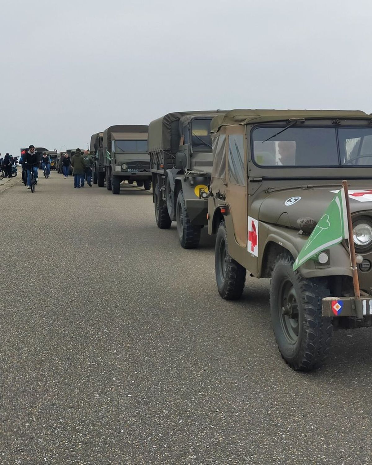 Colonne met militaire oldtimers paradeert door Zeeland - Omroep Zeeland