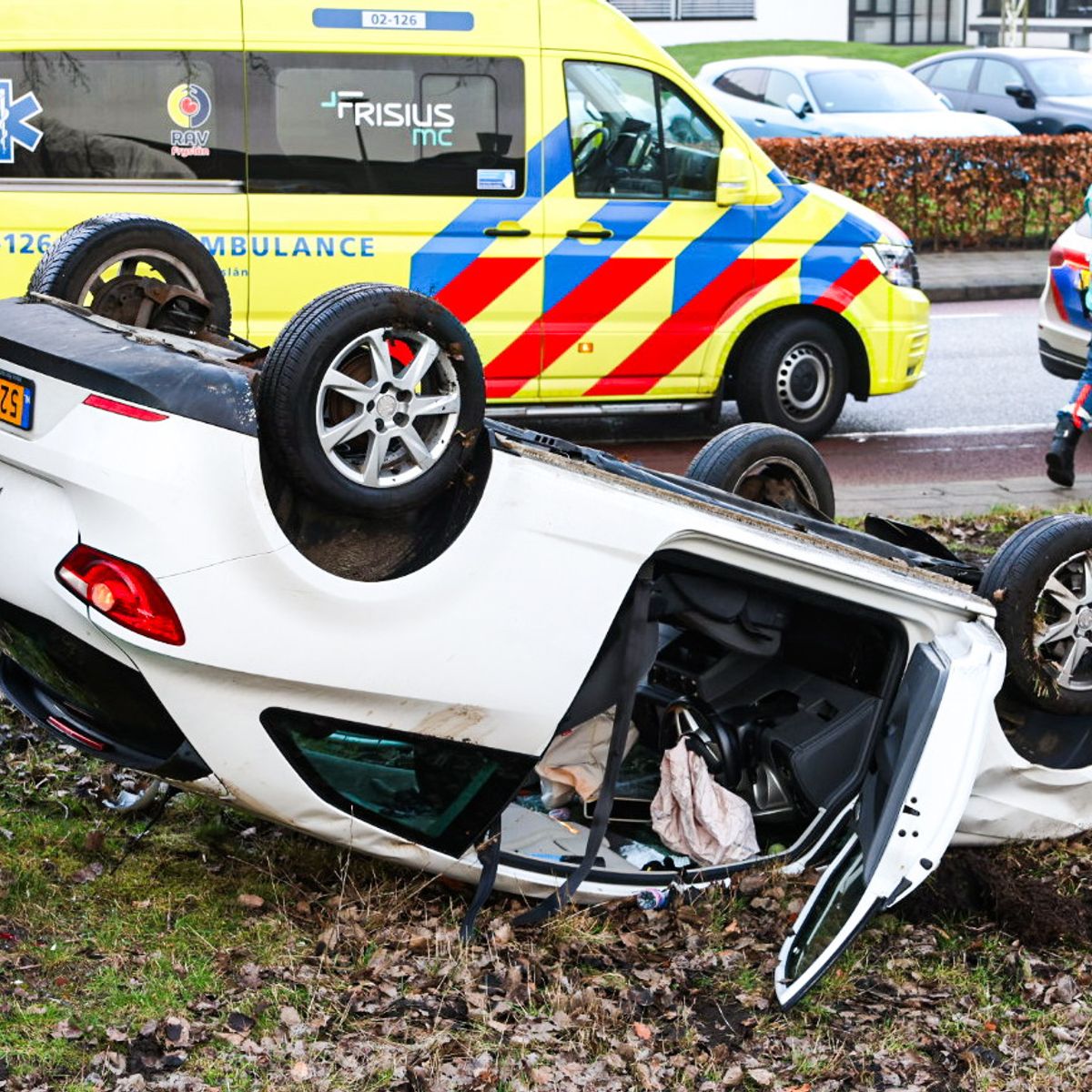 Auto vliegt uit de bocht en eindigt ondersteboven tegen boom in ...