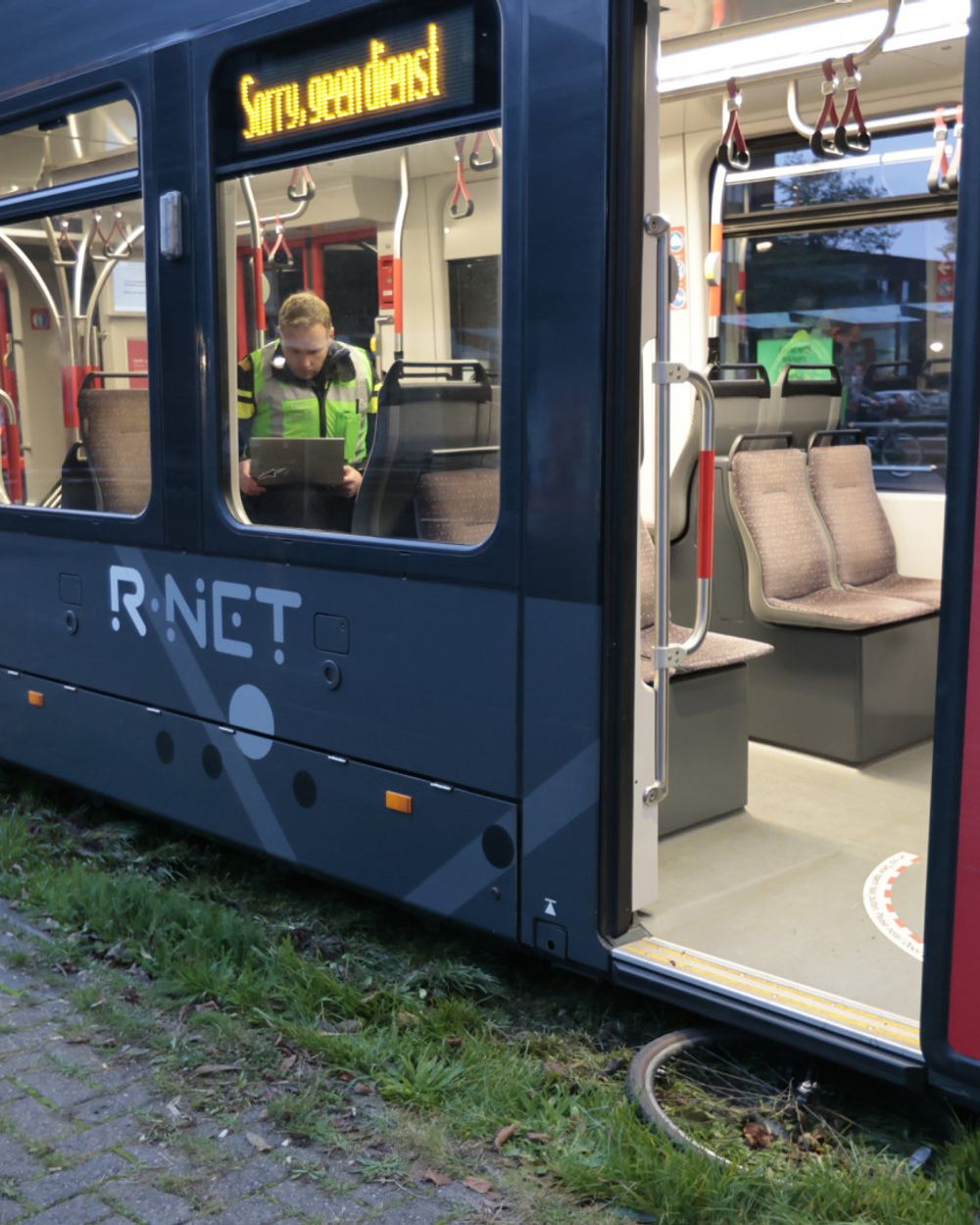 Fietser komt met fiets onder tram - Omroep West