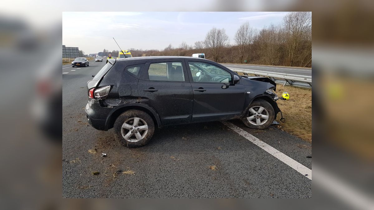 Automobilist raakt macht over stuur kwijt op A7 - Omrop Fryslân
