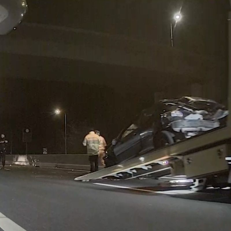 Auto slaat over de kop op A2 bij Roosteren: bestuurder gewond - L1 Nieuws