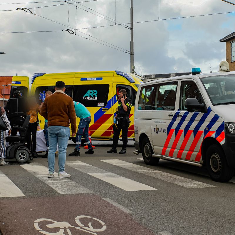 Oudere vrouw op scootmobiel gewond na aanrijding met fatbike, fietser gevlucht - Rijnmond