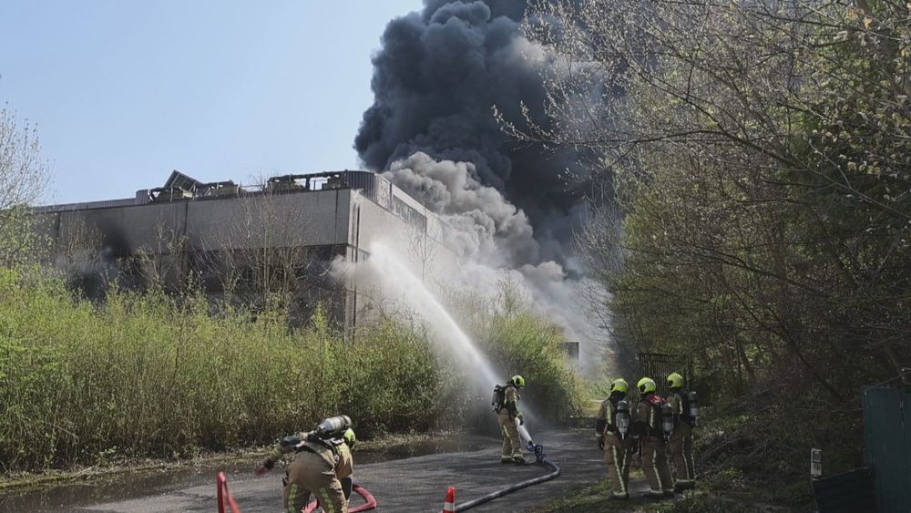 Veel rook en uitslaande vlammen bij grote brand in Zoetermeer - Omroep West