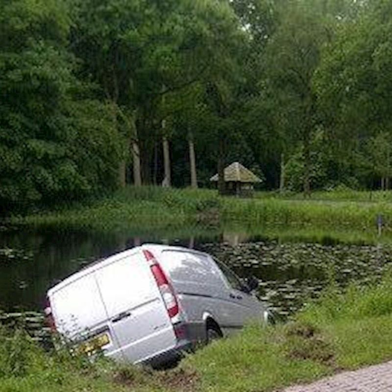 Auto rijdt water in op Ommerschans in Vinkenbuurt - Oost
