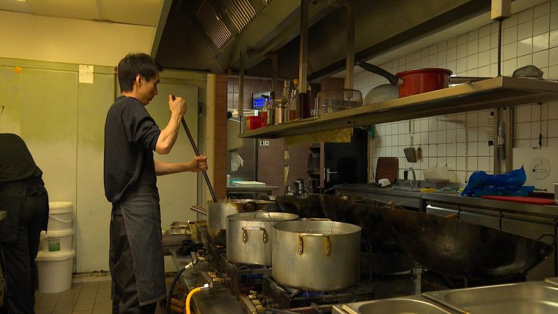 Geen kok, geen wok: 'Ik ben wel bang voor McNoodles uit de magnetron ...