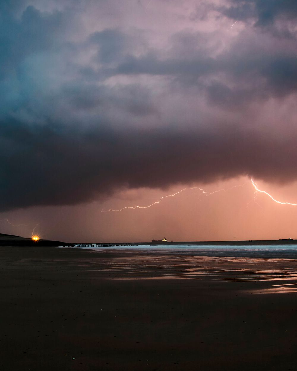 Stevige onweersbuien verwacht, KNMI geeft code geel af voor zondagmiddag - Omroep Zeeland