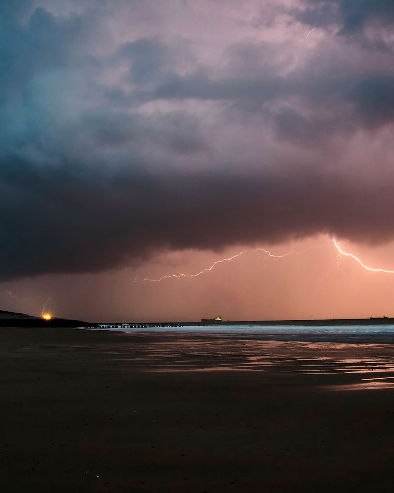 Stevige onweersbuien verwacht, KNMI geeft code geel af voor zondagmiddag - Omroep Zeeland