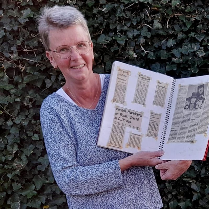 Ingrid heeft na halve eeuw haar verloren gewaande Normaal-plakboek ...