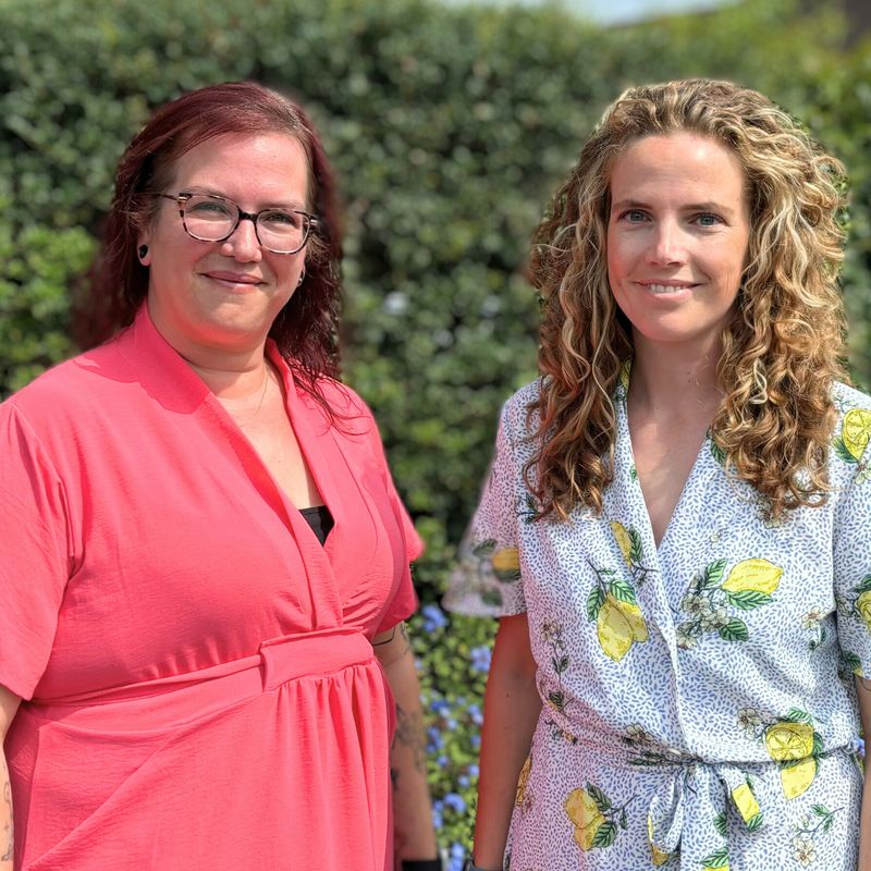 Abortusbuddy's Emma en Wendy gaan mee naar de abortuskliniek - Omroep ...