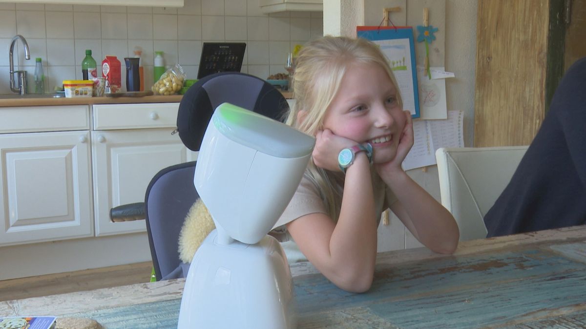 Dankzij robot "Botje" kan Fiona meedoen op school, ook als ze ziek ...