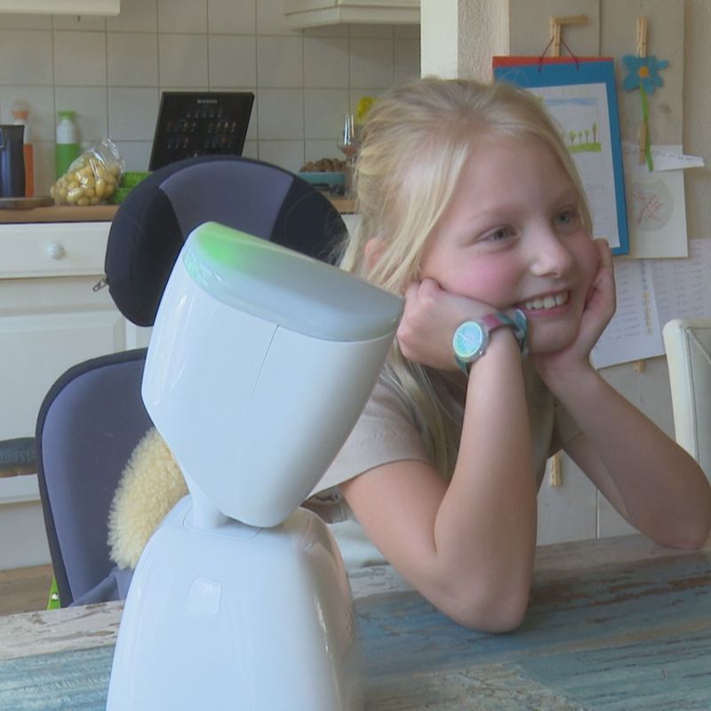 Dankzij robot "Botje" kan Fiona meedoen op school, ook als ze ziek ...