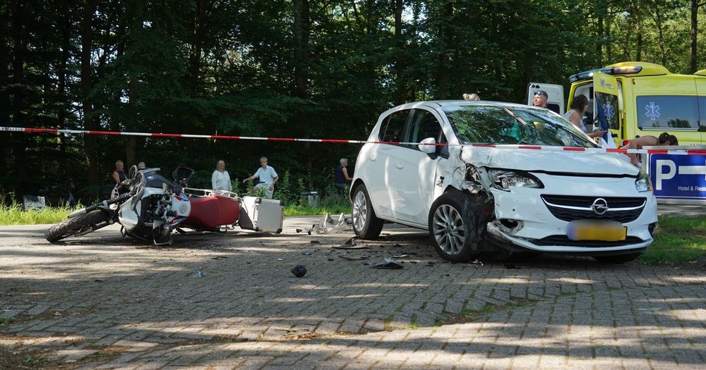 Motorrijder raakt gewond bij botsing met auto in Westerbork - RTV Drenthe