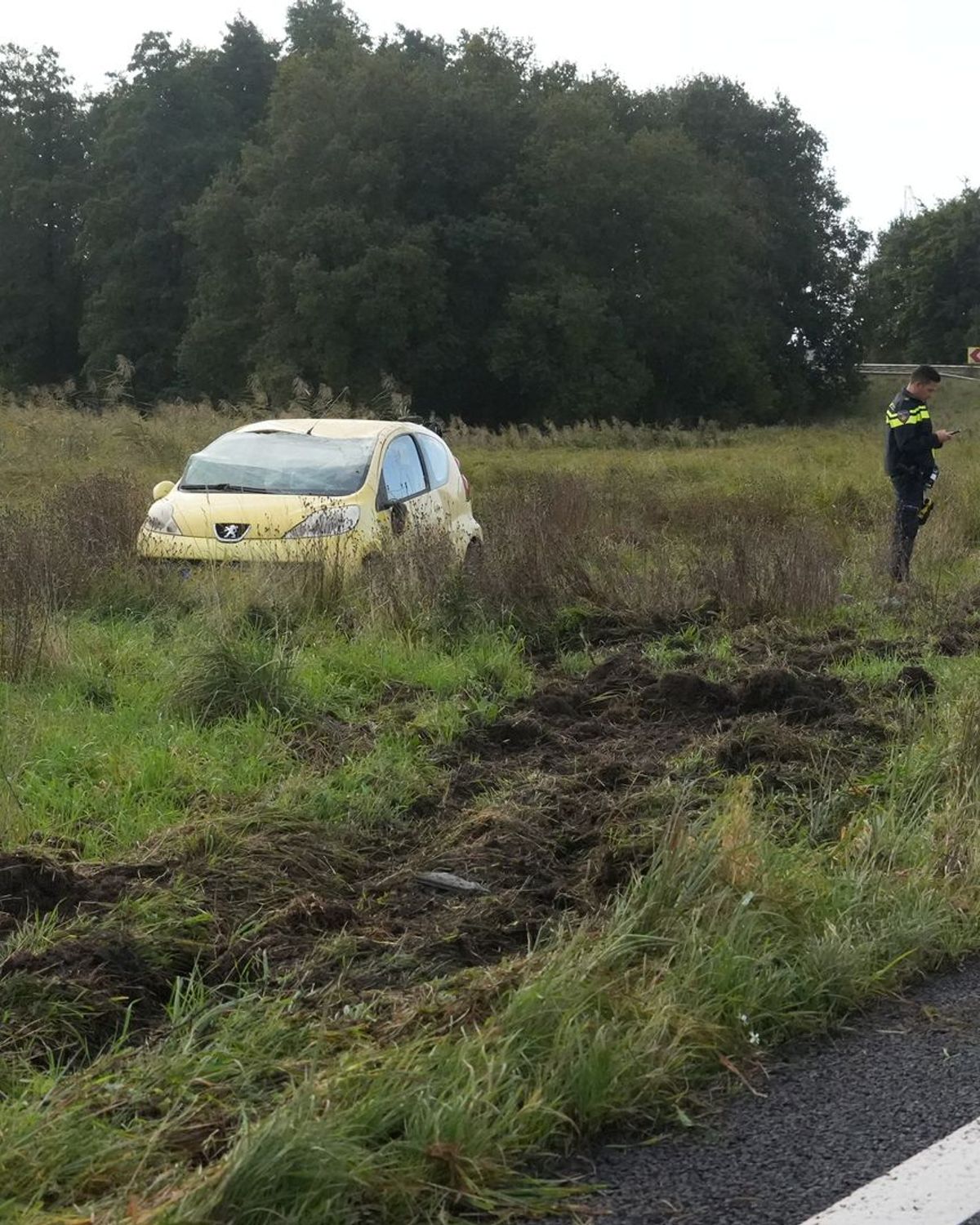 Vierde keer deze week dat hier een auto uit de bocht vliegt - Omroep ...