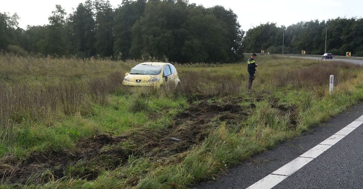 Vierde keer deze week dat hier een auto uit de bocht vliegt - Omroep ...