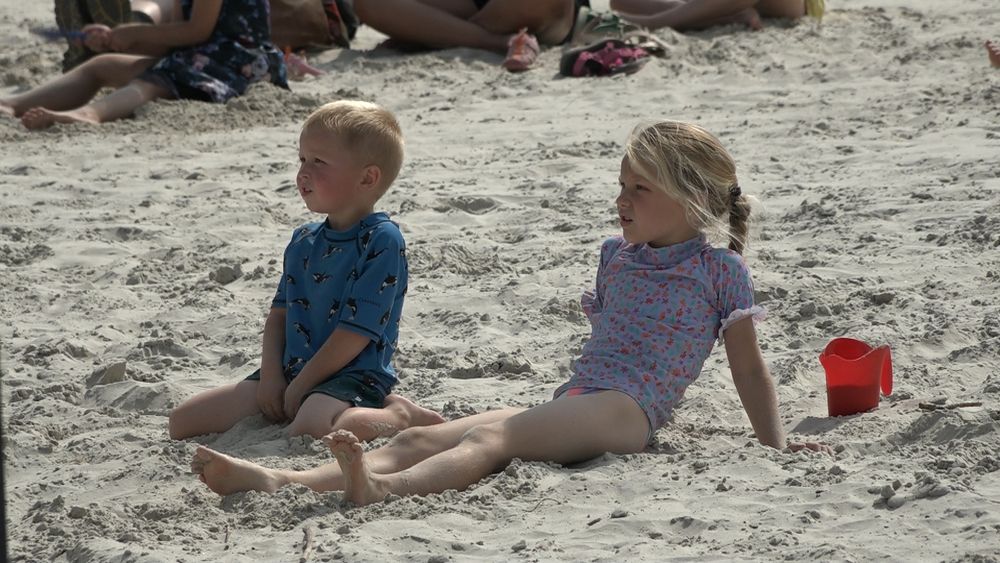 Buurman en buurman kijken op het strand van Delfzijl - RTV Noord