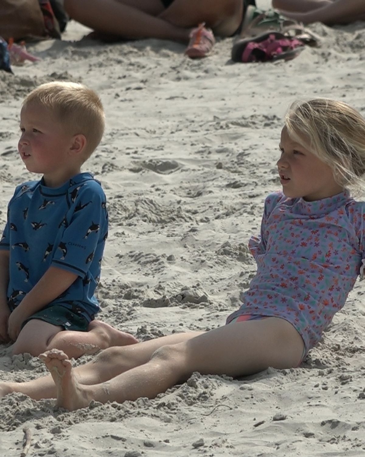 Buurman en buurman kijken op het strand van Delfzijl - RTV Noord