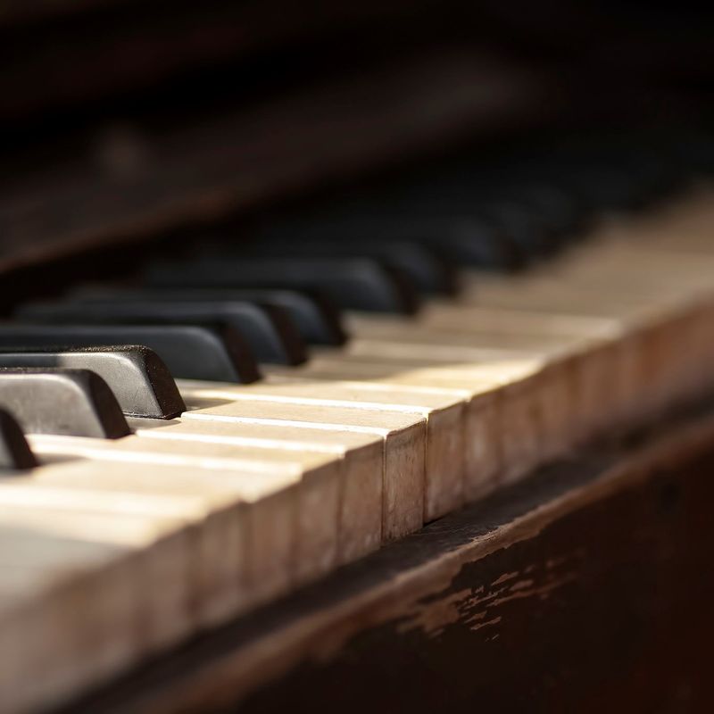 Marc Hermans krijgt piano van liedjesschrijver Nico Ploum - L1 Nieuws