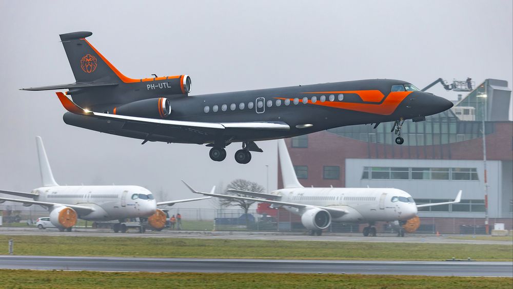 Nieuw vliegtuig Max Verstappen voor het eerst in Limburg - L1 Nieuws