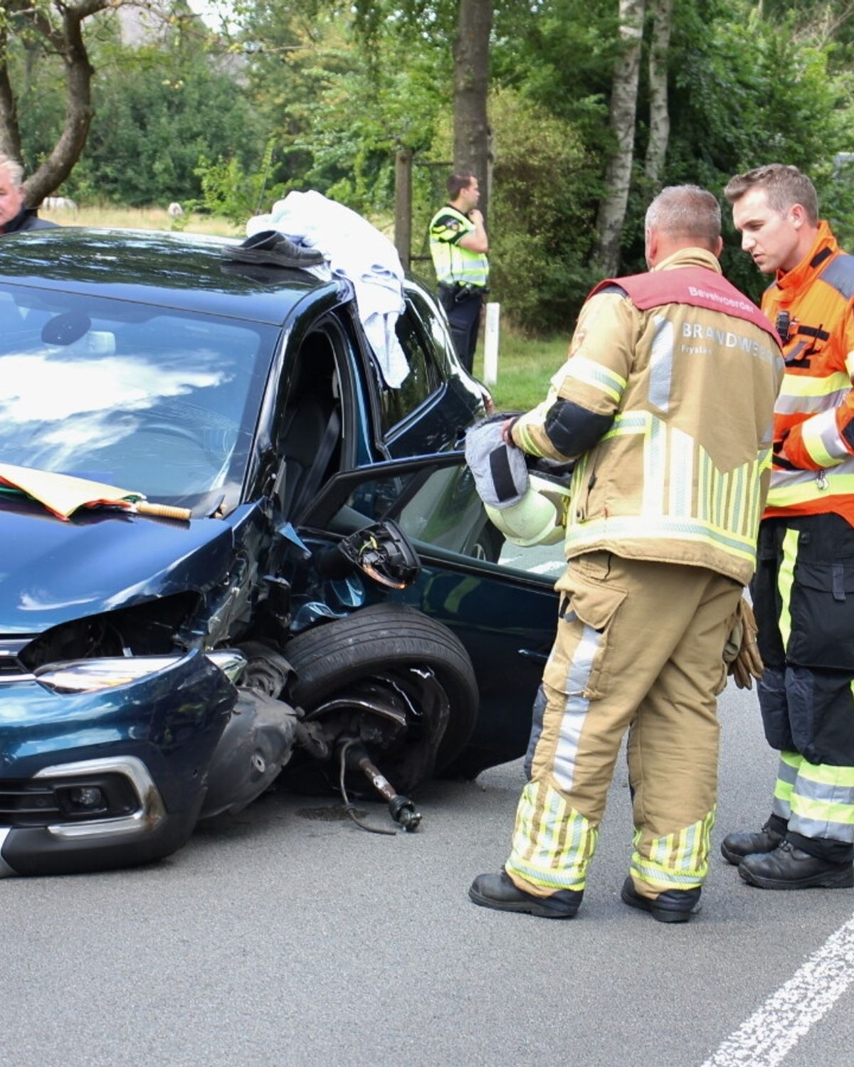 Twee gewonden bij frontale botsing bij Kootstertille | File na ongeluk op Scharsterrijnbrug ...