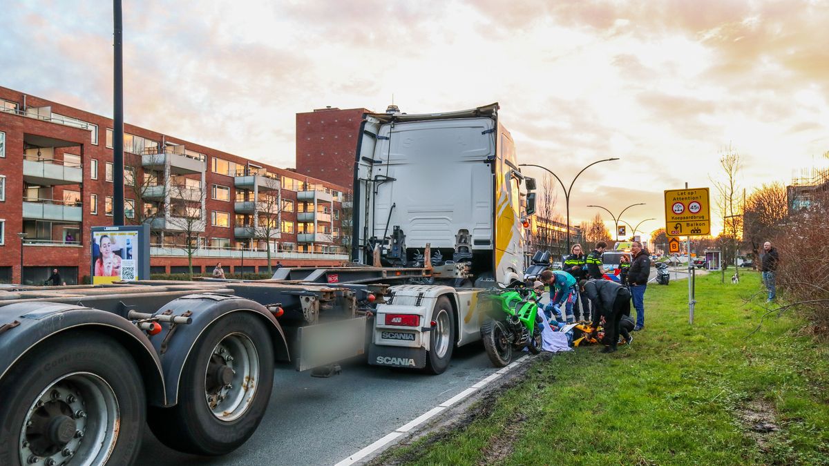 Motorrijder gewond na aanrijding vrachtwagen | Aanhouding na vondst ...