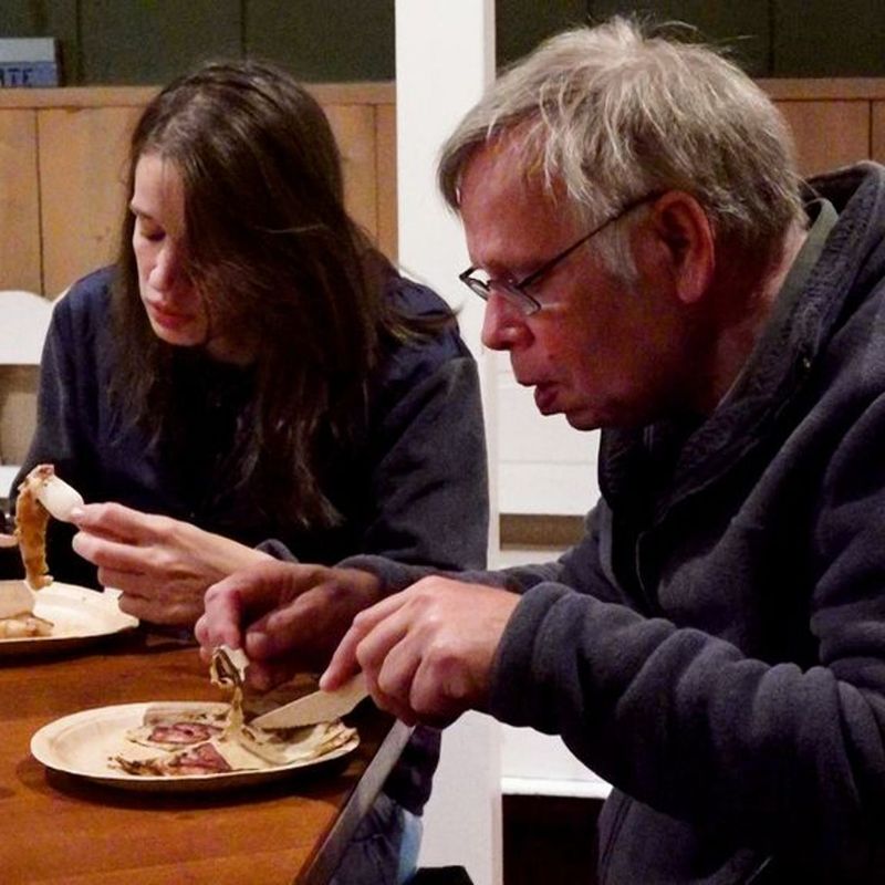 Aannemer trakteert buurt op pannenkoeken: 'Echt heel mooi dat ze dit ...