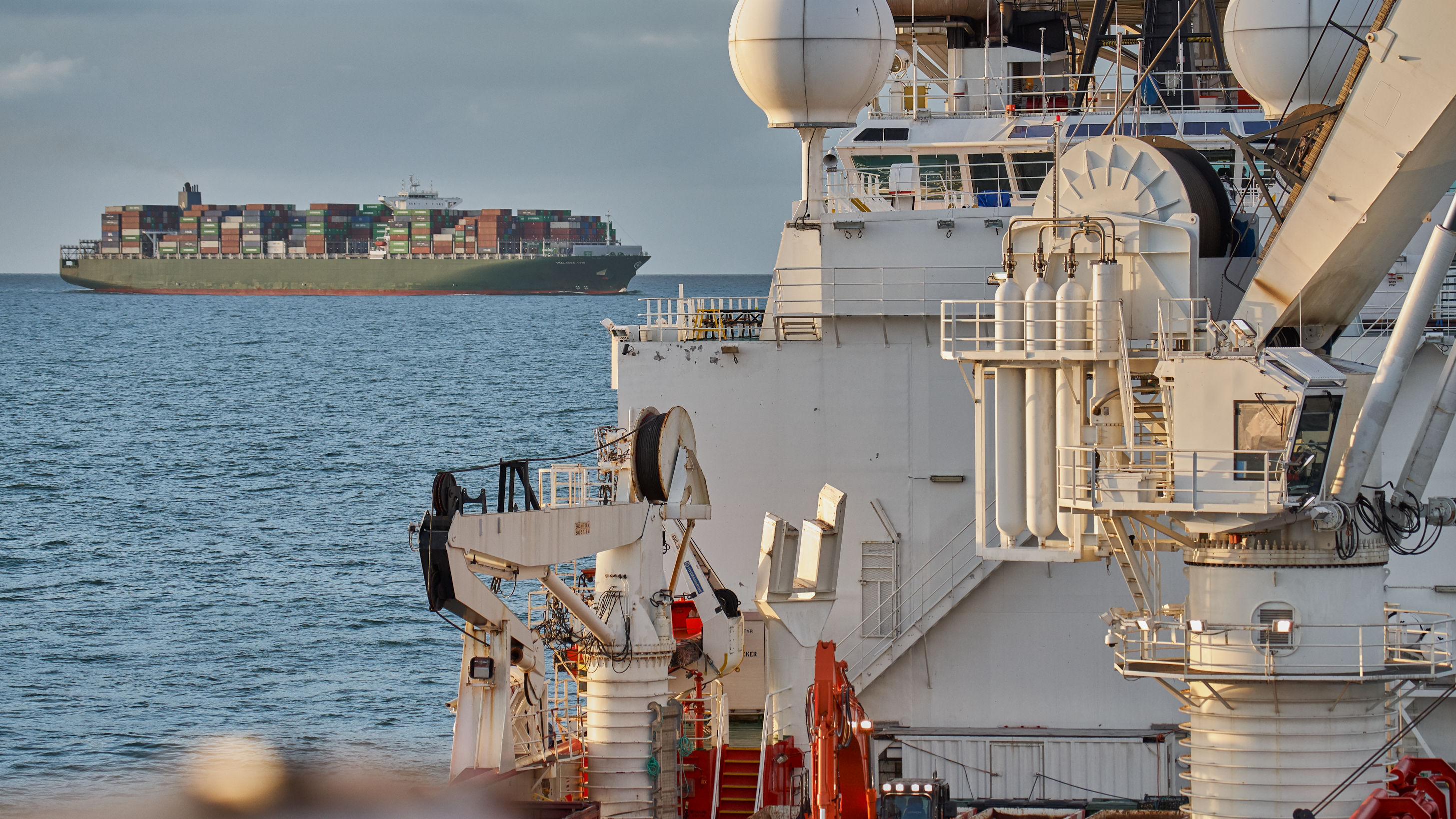 Opnieuw containers in zee: schip verliest lading voor kust Denemarken ...