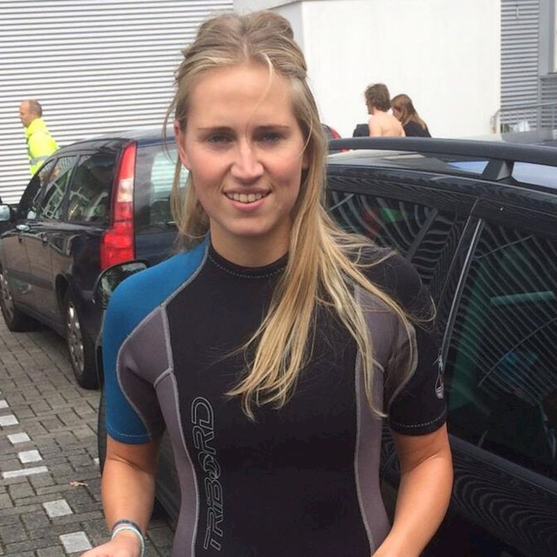 Kim Adams uit Zwolle zwemt 1.600 euro bijeen bij City Swim in Amsterdam ...