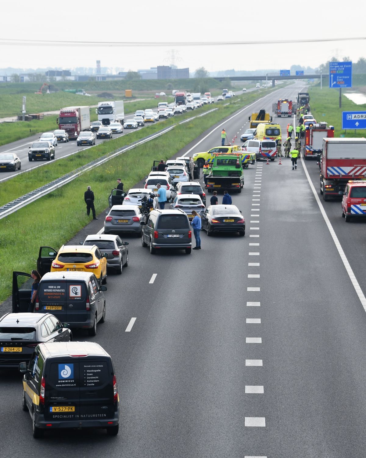 A58 weer open na ongeval en lekkende tankwagen - Omroep Zeeland