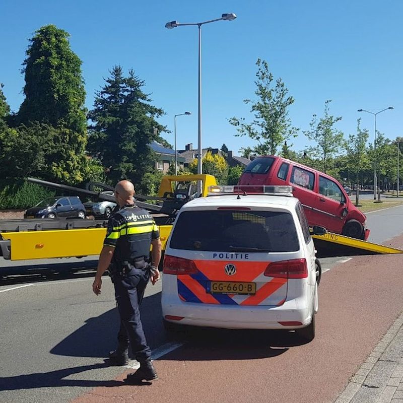 Auto's botsen frontaal op Varviksingel in Enschede - Oost