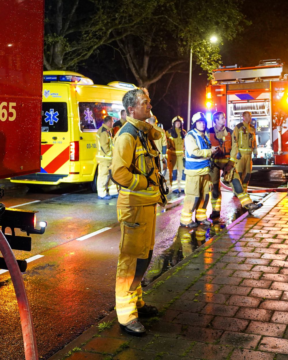 Brandweer ontruimt deel azc Assen door brand, tientallen bewoners naar ...