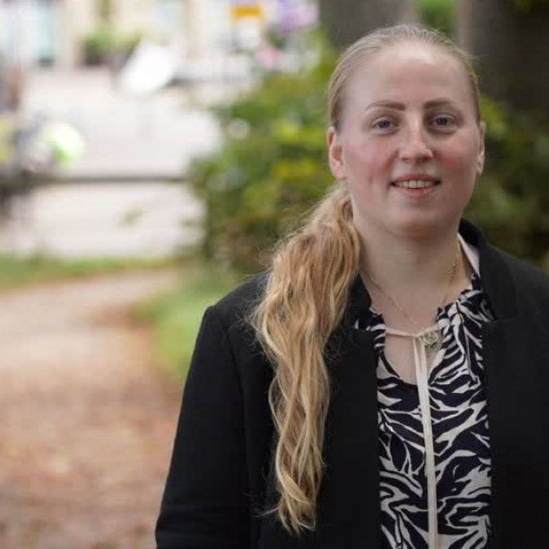 Rochelle (26) start crowdfunding voor behandeling lipoedeem - Omroep ...