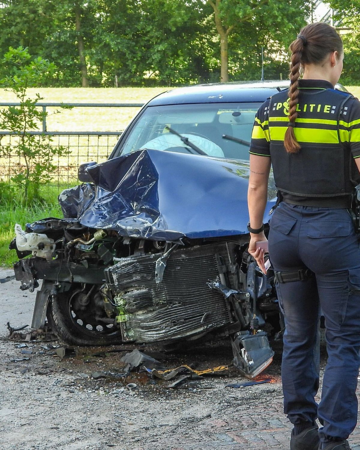 Veel schade na botsing tussen bestelbus en auto in Boelenslaan - Omrop ...