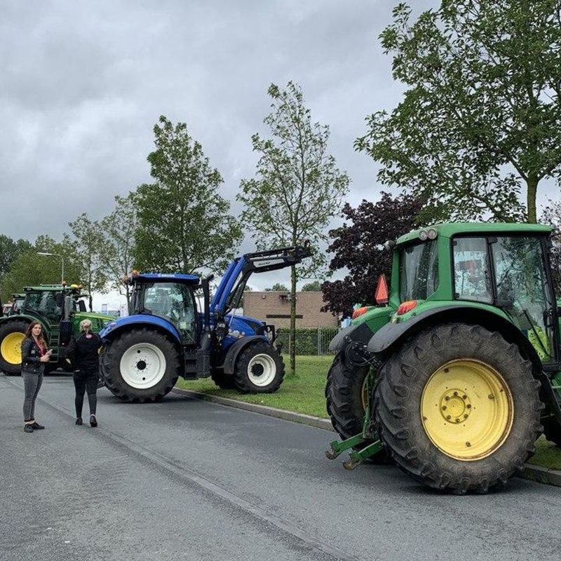 Protesterende boeren vertrekken bij distributiecentrum Albert Heijn ...