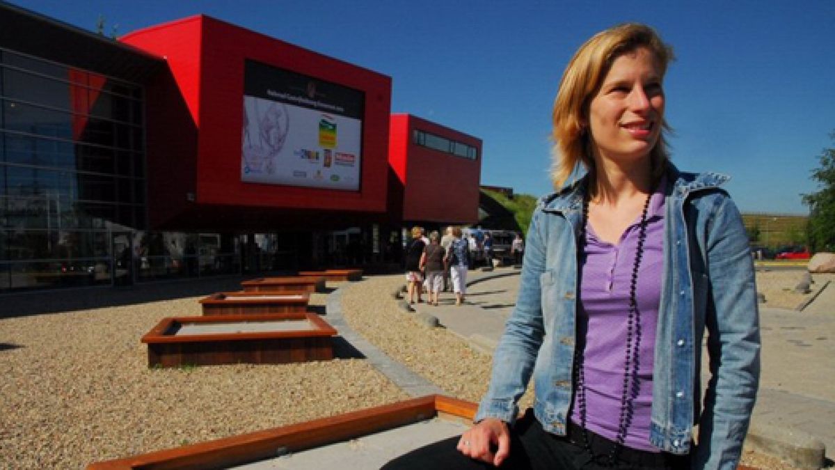 Eleveld geïnstalleerd als wethouder Ede - Omroep Gelderland