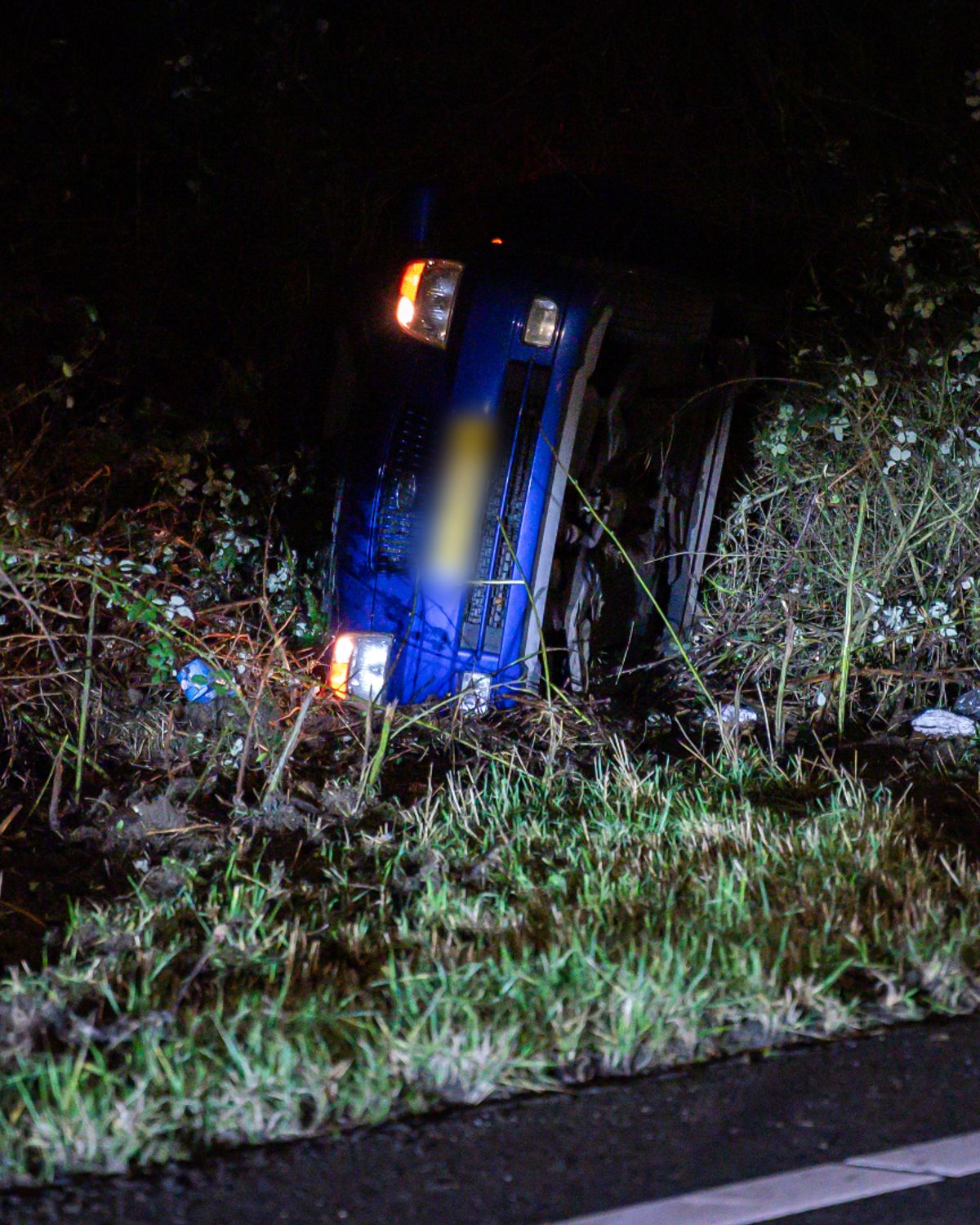 Auto vliegt uit de bocht de berm in en kantelt - Rijnmond