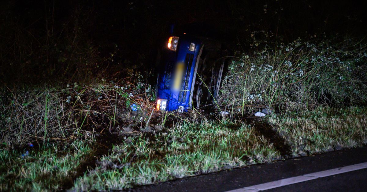 Auto vliegt uit de bocht de berm in en kantelt - Rijnmond