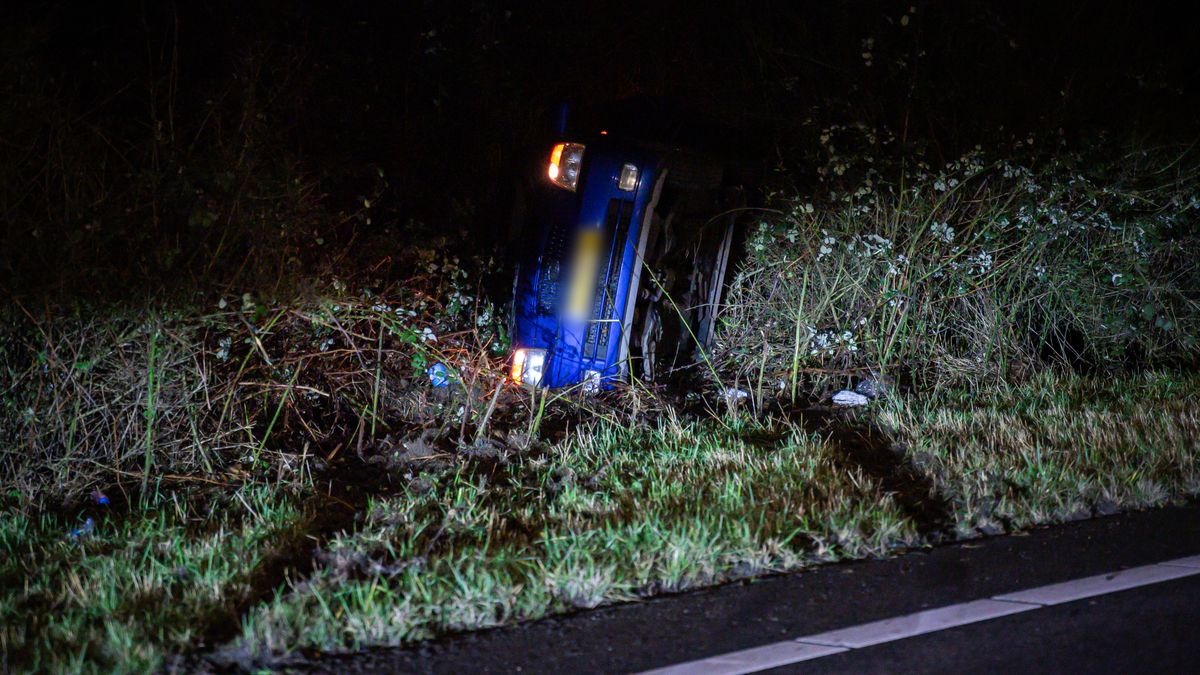 Auto vliegt uit de bocht de berm in en kantelt - Rijnmond