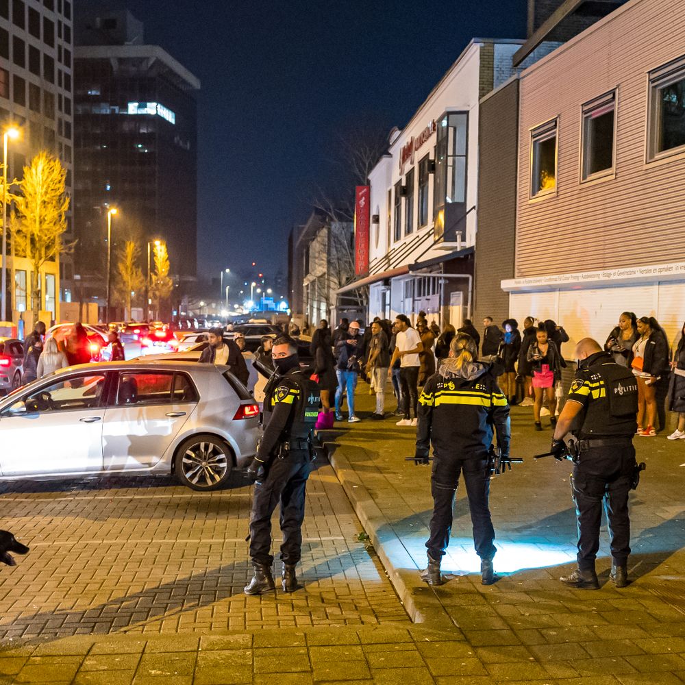 Schietpartij bij groot feest in Rotterdams zalencentrum: twee zwaargewonden - Rijnmond